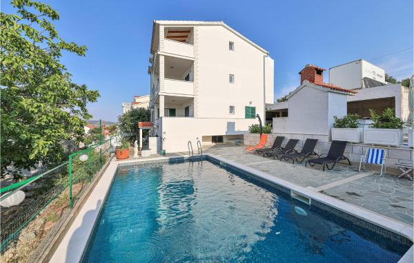 4 Bedroom Cozy Apartment In Okrug Donji - Trogir