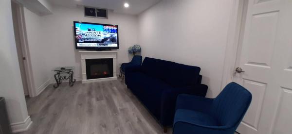 2 Bedrooms 2 Washrooms 2 Parking Spots Basement Apartment - Aurora