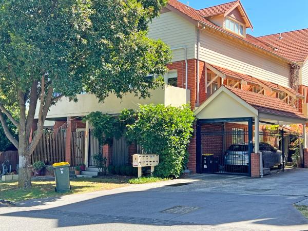 Hidden Gem 1-bedder In Box Hill Prime Location - Mitcham