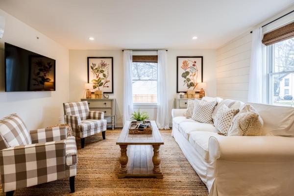 Downtown Luxury Farmhouse Apartment #4 - Elgin, IL
