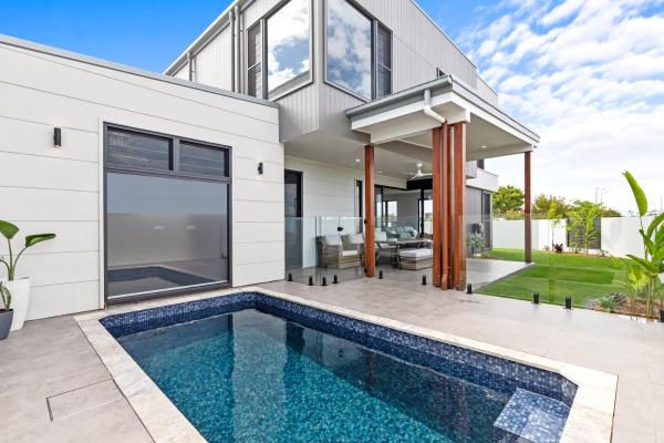 4 Bedroom Home In Pelican Waters With Heated Inground Pool - Glass House Mountains
