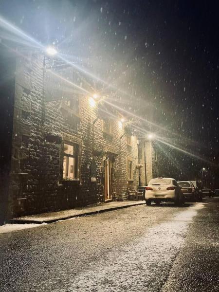 Cosy Apartment Above Village Pub - Tideswell