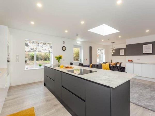 Langley Lodge 7 Double Bedrooms With Smart Tvs, 6 Bathrooms, Fully Equipped Kitchen, Ample Parking, Wifi, Dishwasher, Garden, Great Central Location Ideal For Business And Trades Teams For Long Stays Contact Langley Cottages & Serviced Apartments - Loch Watten