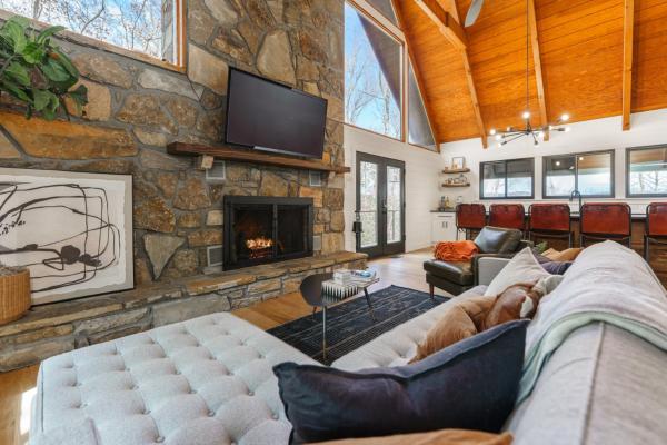 Smokys Landing Disc Golf Game Room Hot Tub - Neyland Stadium Knoxville