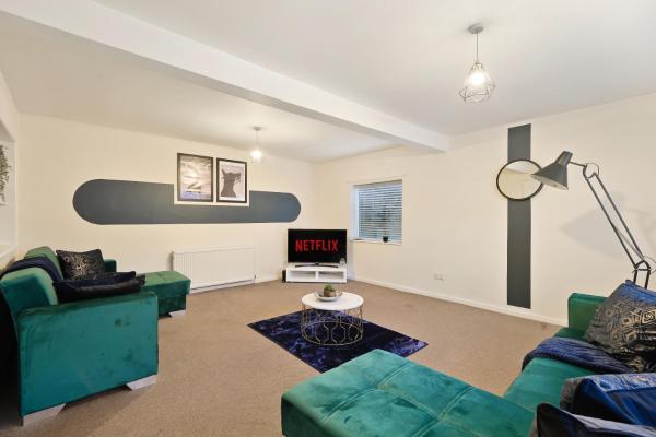 20 Percent Off! Large Spacious Abode With Games Room! - Bristol