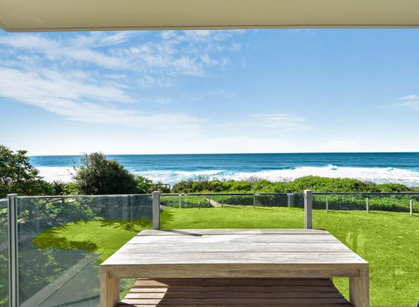 Regency Court - Absolute Beachfront - The Entrance