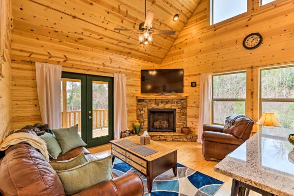Cozy Mtn Cabin: Spacious Deck & Forest Views! - North Carolina
