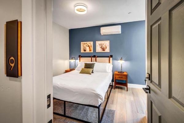 Two Bedroom - Queen In Both. Heart Of Downtown Vista - Vista, CA