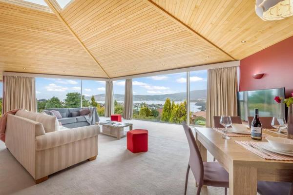 Bella Vista Large Family Home Views Forever - Hobart