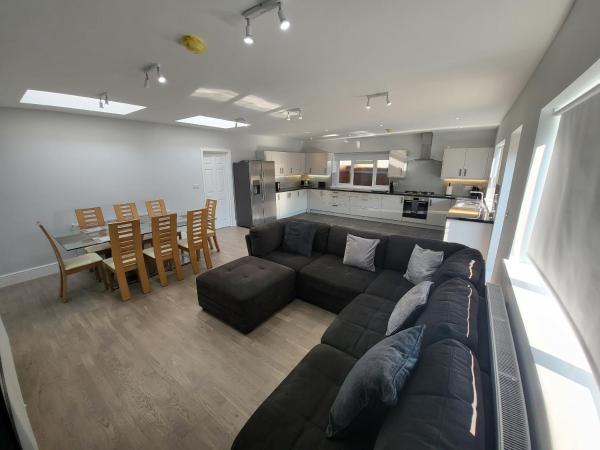 High Spec Large 6 Bedroom House! - 特威克納姆