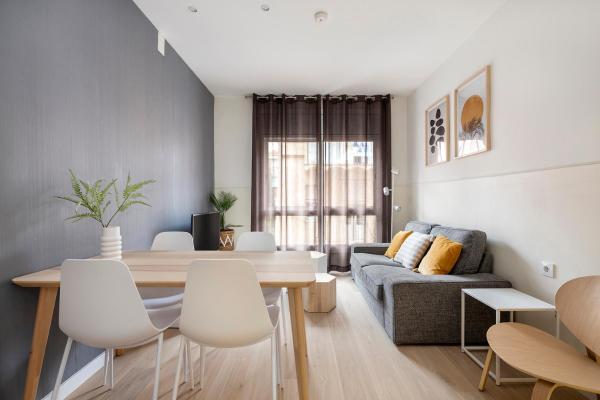 Apartamento Con Terraza Cerca De Sagrada Familia - Costa Brava (Spain)