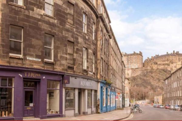 Large 4 Bed (Sleeps 8) Castle View - Edinburgh