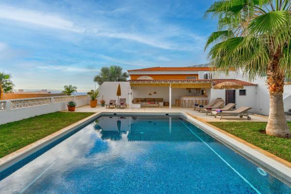 Charming Villa With Private And Heated Pool - Adeje