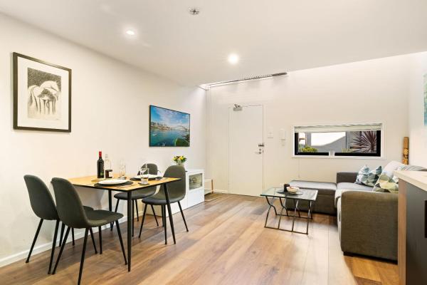 Modern 1 Bedroom Apartment - Carlton