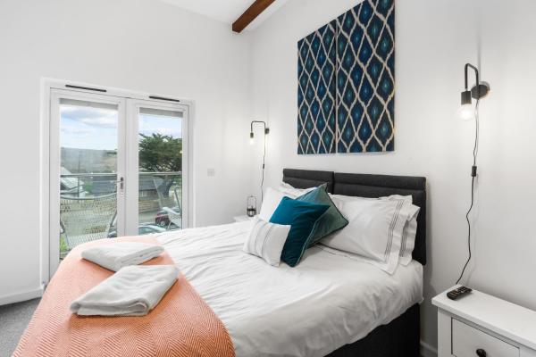 Silvercroft Cottage - Luxury Modern Coastal Retreat Near Beach, Sleeps 4 - Porthtowan