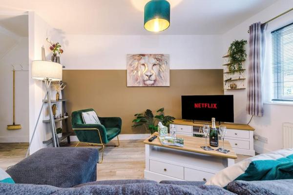 Spacious 3-bed House In Chester By 53 Degrees Property, Ideal For Families & Professionals, Free Parking - Sleeps 7 - Chester, UK