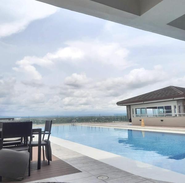 Condo W/ Direct Access To Mall, Pool, Gym+netflix - Bacolod