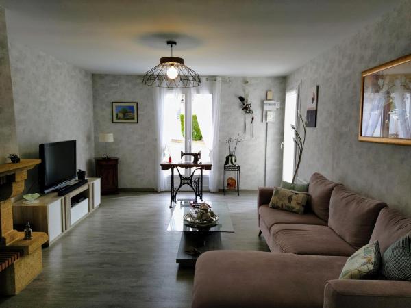 Maison Plain Pied Avec Jardin, Terrasse Et Veranda - Charente