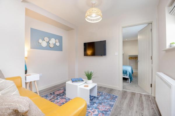Apartment One - King Bed - Free Private Parking - By Ocean City Retreats - Plymouth
