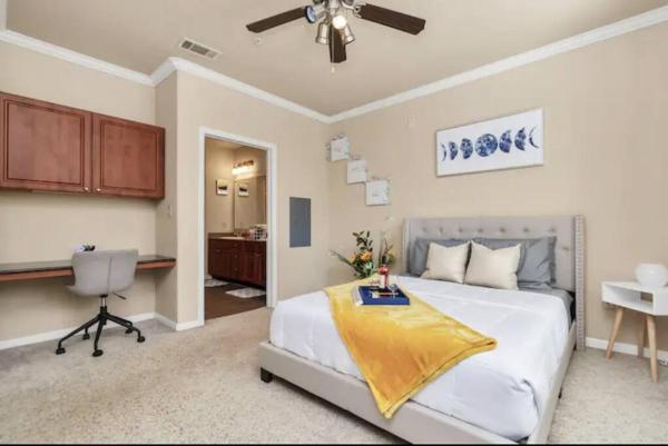 Modern Condo Near Texas Medical Center W Free Parking - Bellaire, TX