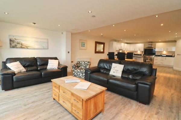 By The Beach, Spacious Apartment - Constantine Bay