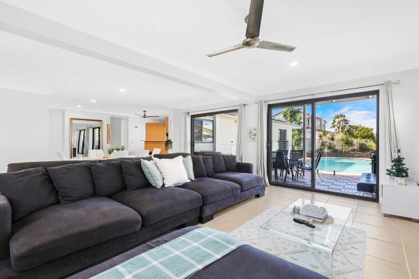 Great 4br Family Home With Pool + Granny Flat In Broadbeach! - Broadbeach