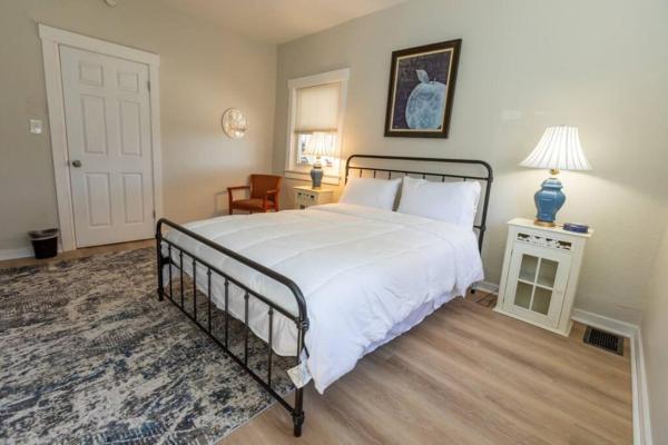 Updated & Comfy Bungalow With Parking Easy Access - Pittsburgh, PA