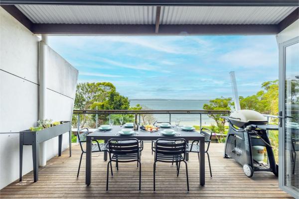 Dutchies By The Sea, 2 61 Christmas Bush Ave - Spectacular Views, Close To The Beach, Wi-fi - Nelson Bay