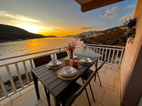 Beautiful Fully Renovated Apartment By The Sea, Large Balcony With Enchanting Views - Neum