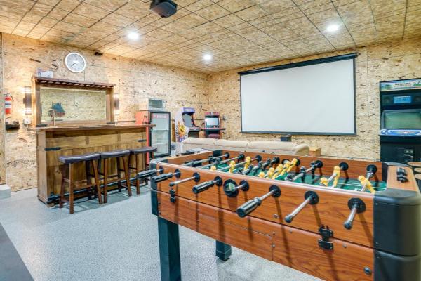 Sporty Blaine Home With Games About 2 Mi To Super Rink! - Blaine, MN