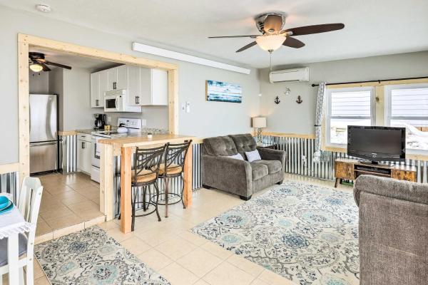 Lakefront Vacation Rental With Fire Pit And Dock! - Lake Poinsett, SD