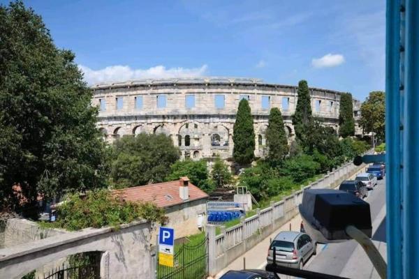 Colloseum View From The Apartment - Banjole