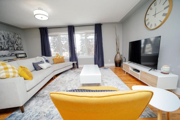 Cozy 3 Bedroom Contemporary Home With Free Parking - Edmonton, Canada