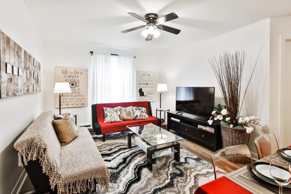 Free Parking - 2 Bedrooms - Full Apartment - In Beautiful Lachine - Near Water - 15 Minute Drive To Downtown - Montreal