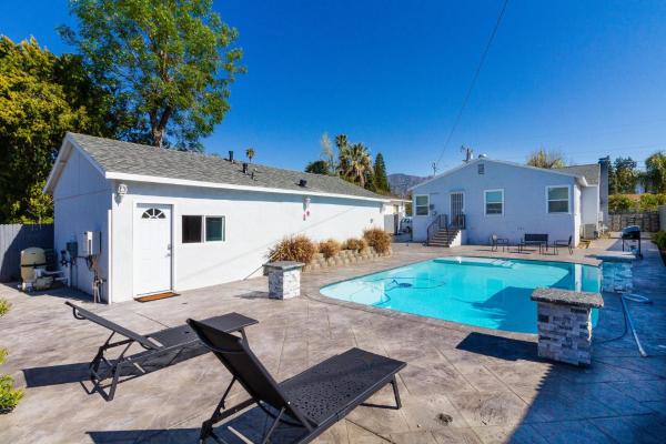 San Fernando Pool Home + Large Private Guest House - Los Angeles, CA