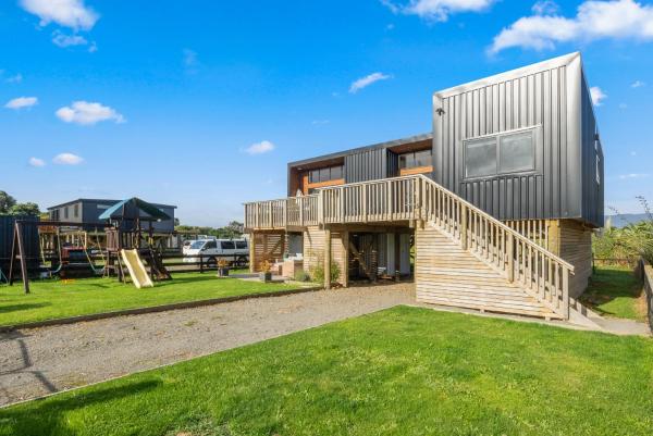 Beachside Sanctuary - Otaki Beach Holiday Home - Ōtaki Beach