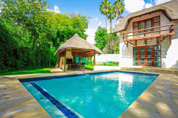 Charming Country Villa Sandton With Back Up Power & Water - Sandton