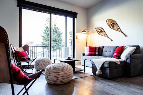 Monashee Sunshine - Condo With Private Hot Tub - Revelstoke