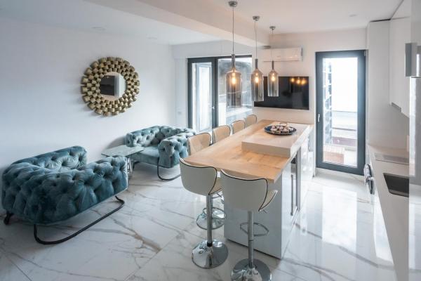 Luxury By The Sea - Roma