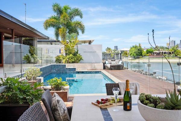 Relaxed Waterfront Luxury -Central Location - Broadbeach