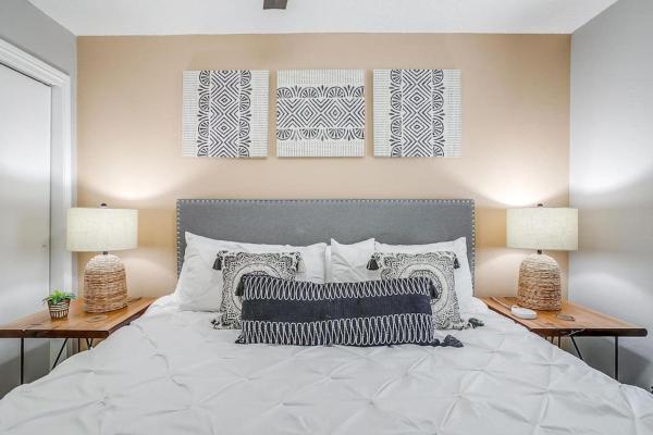 King Bed Wifi Washer Dryer 4k Tvs Pets Allowed - Grand Prairie, TX