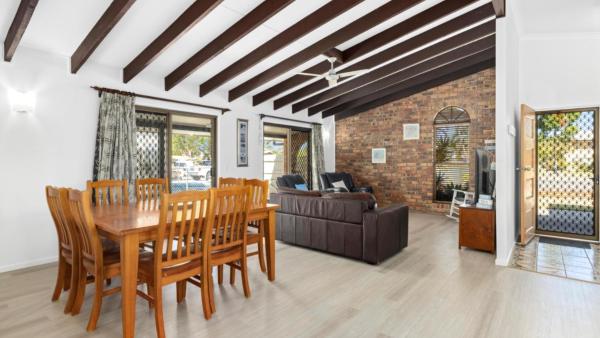 Pet Friendly / Stroll To The Beach - Bribie Island