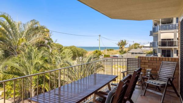 Beachside Unit With Air Con - Brisbane