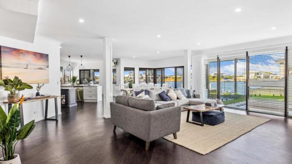 Opulent Canal-front Retreat - Brisbane