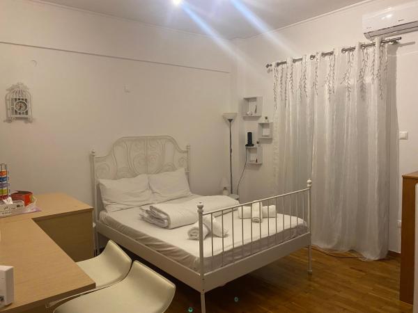 Modern, Ideally Located Studio Apartment - Athens