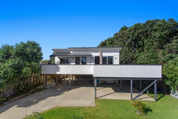 Elevated Beach Oasis - Ohope Beach Holiday Home - Ōhope