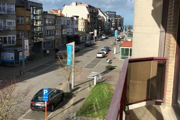 Ruim Appartement Met Lift En Gratis Parking - La Panne