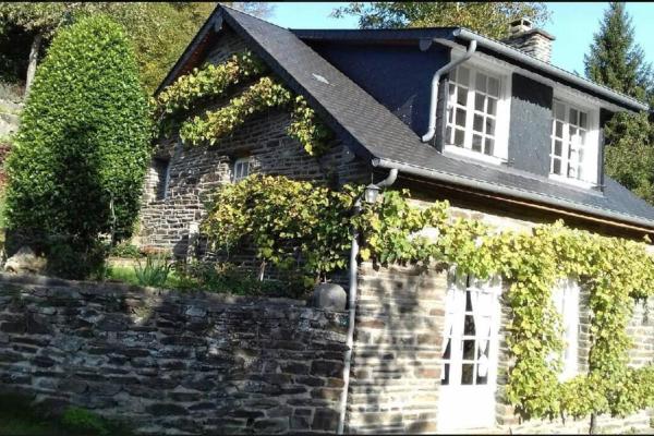 Cottage Perché Dans Les Montagnes Du Mont-saint-michel - Vire