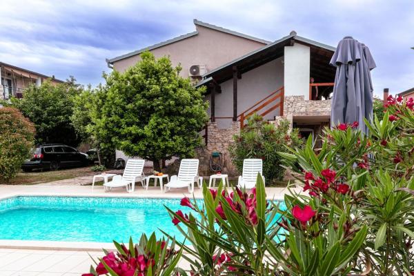 Villa Bijoux, Private Pool, 500m To The Sea And Two Apartments For Two Families - Pula