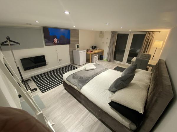 Modern Guest House With Private Entrance - Cheadle